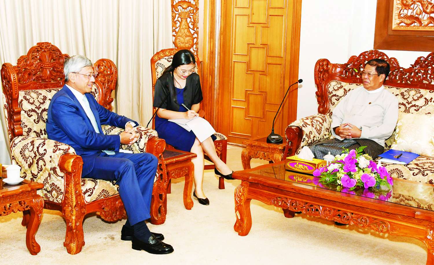 ဒုတိယဝန်ကြီးချုပ်နှင့် နိုင်ငံခြားရေးဝန်ကြီးဌာန ပြည်ထောင်စုဝန်ကြီး ဦးသန
